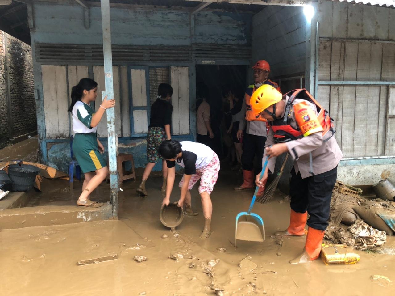 Brimob Polda Kerahakan tim Quick Response SAR Back up Banjir dan ...